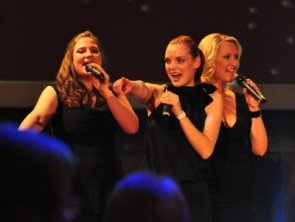 Abba-Fans feiern Abba-Party mit „Peter and the Wolvettes“ im Berliner ...